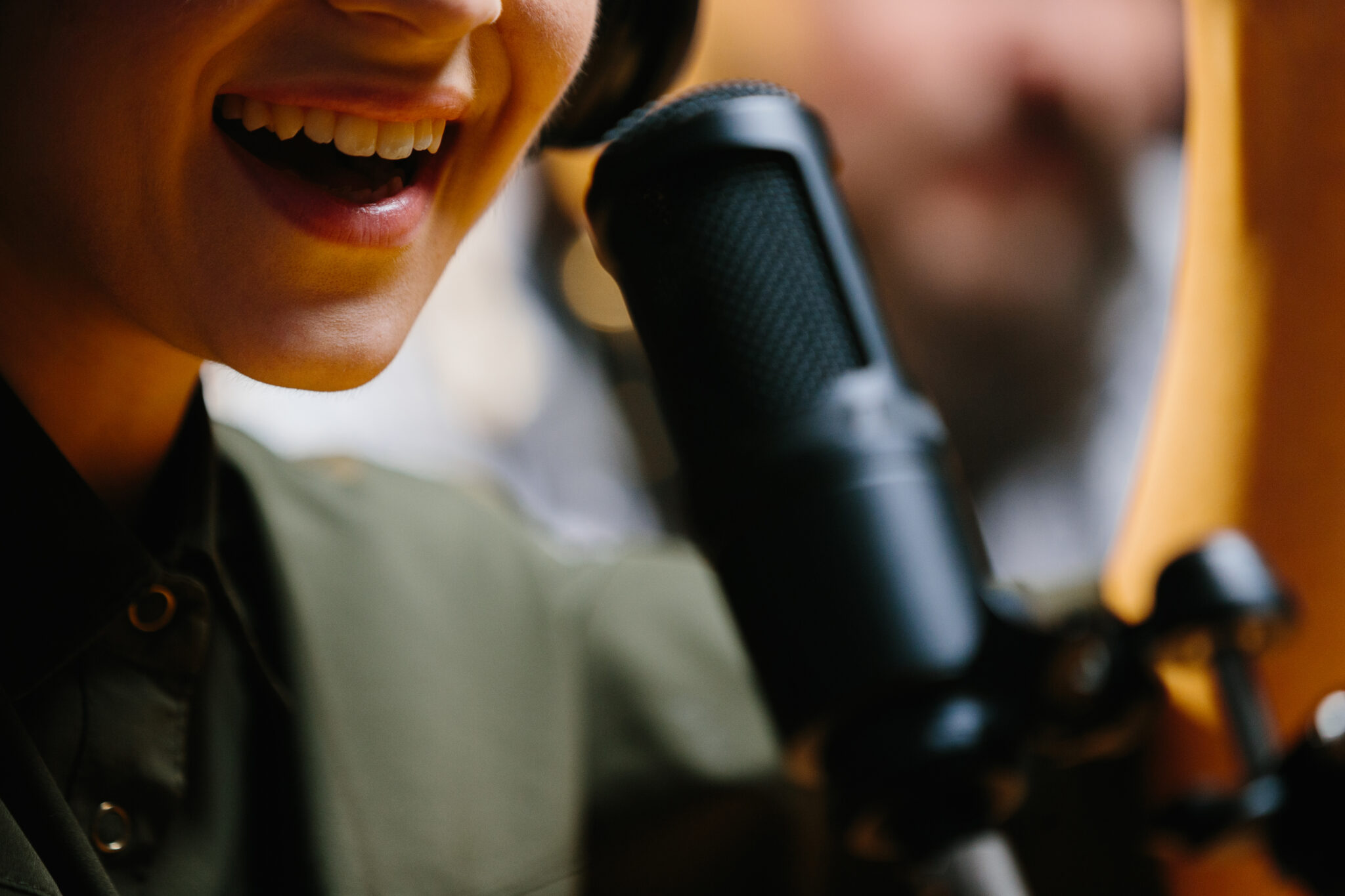Contrata Locutor Comercial Profesional